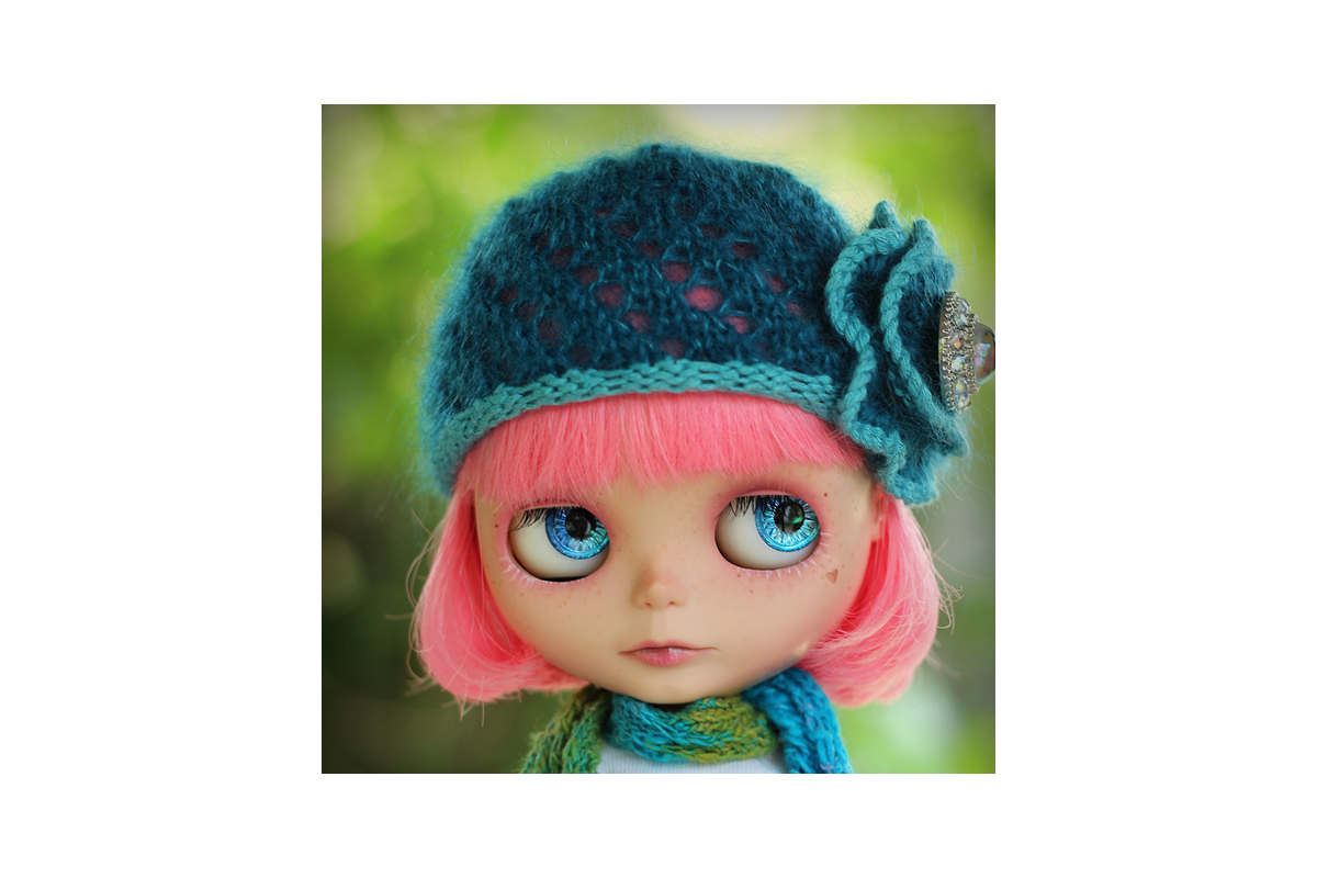 Blythe hat pattern - Milly Jane with knitted flower - Suni Doll