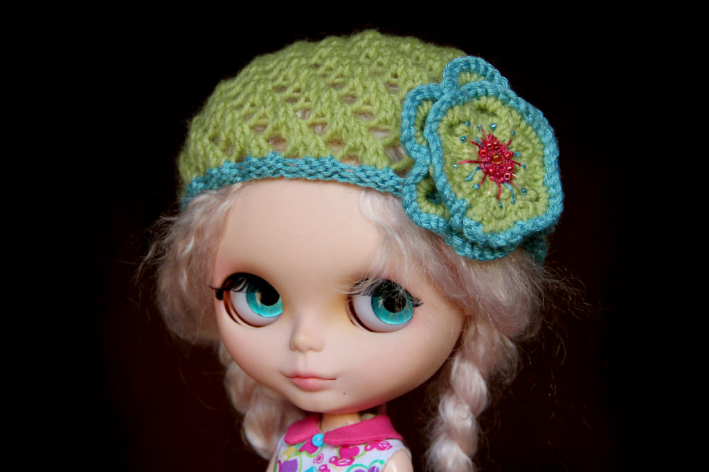 Blythe hat pattern - Milly Jane with knitted flower - Suni Doll